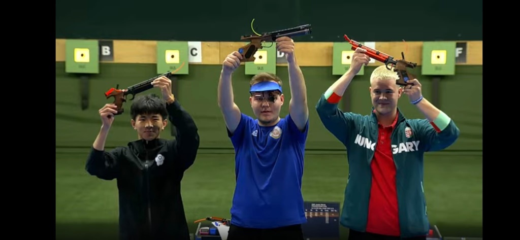 Aur în proba masculină de pistol cu aer comprimat la CM de tir sportiv ...