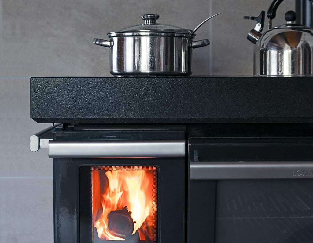 Mai mulți locuitori din zona montană vor primi bani să-și schimbe sobele - Radio Romania Cluj