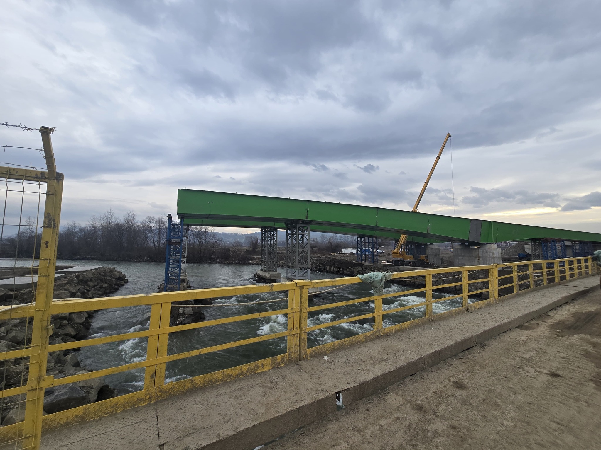 Continuă lucrările de execuție la noul pod peste râul Tisa - Radio ...