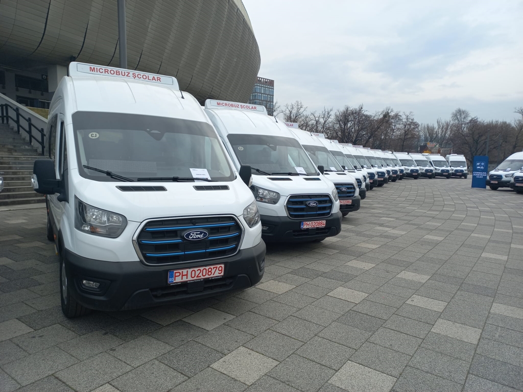 Elevii din mediul rural vor ajunge la școală cu microbuze electrice noi ...