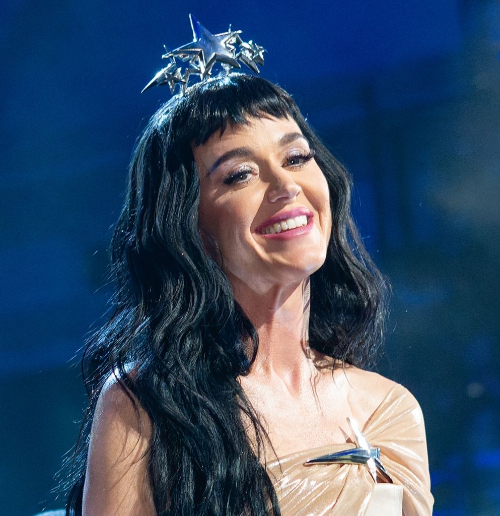 Cântăreața Katy Perry pleacă într-un zbor suborbital exclusiv feminin ...