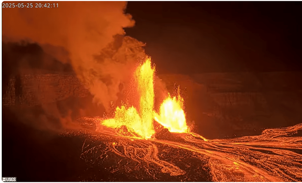 Erupție spectaculoasă a vulcanului Kilauea - Jeturi de lavă de 300 de ...
