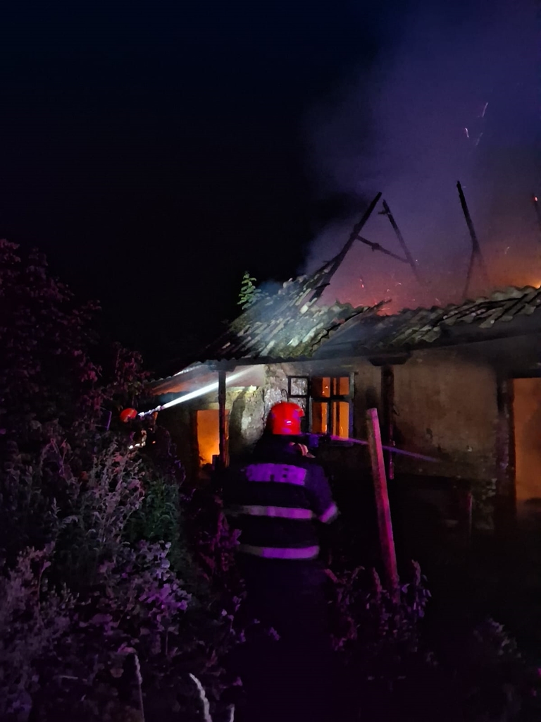 Incendiu violent la o casă. Proprietarul, intoxicat cu fum, a ajuns la ...
