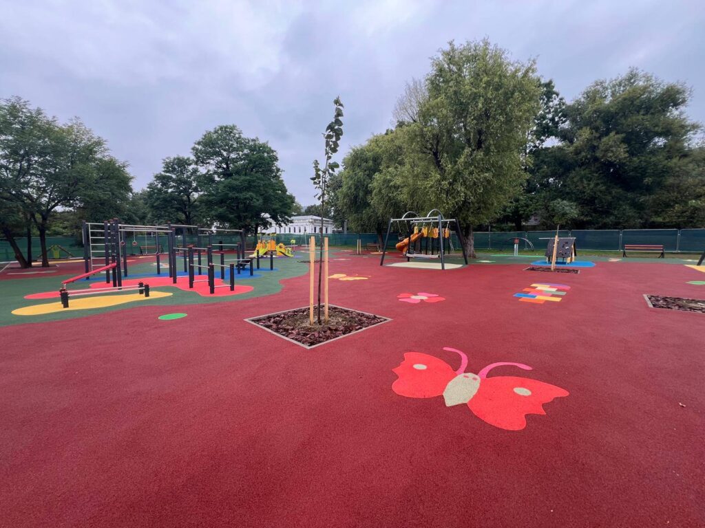A fost inaugurat cel mai mare loc de joacă din municipiul Baia Mare ...