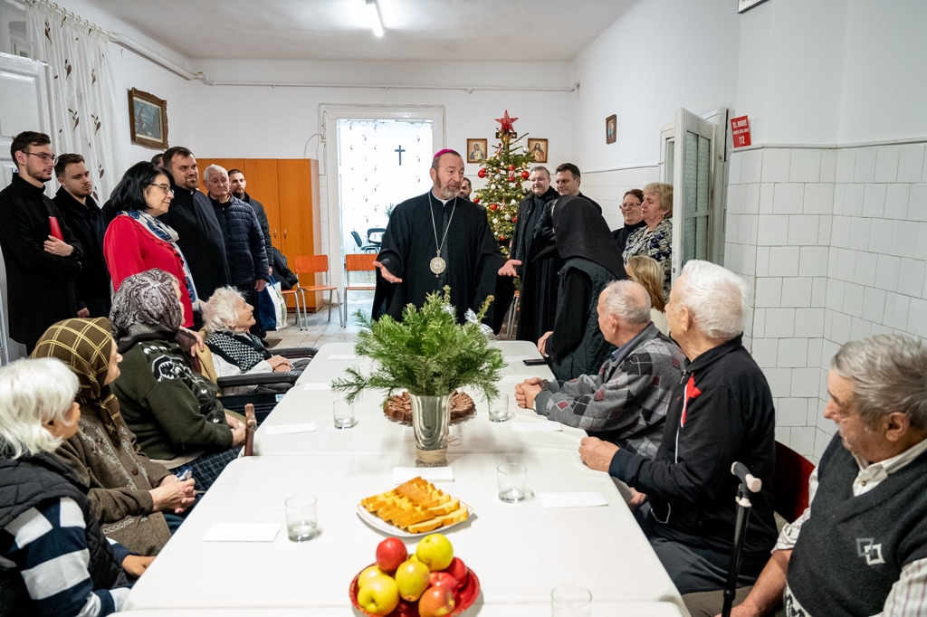 Arhiepiscopul Major Claudiu Lucian Pop i-a colindat pe vârstnicii din ...