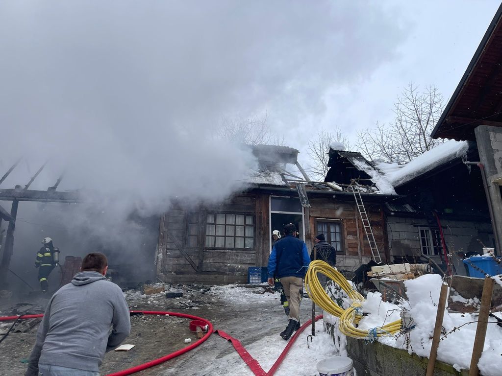Incendiu de proporții într-un sat de munte - intervenția pompierilor ...